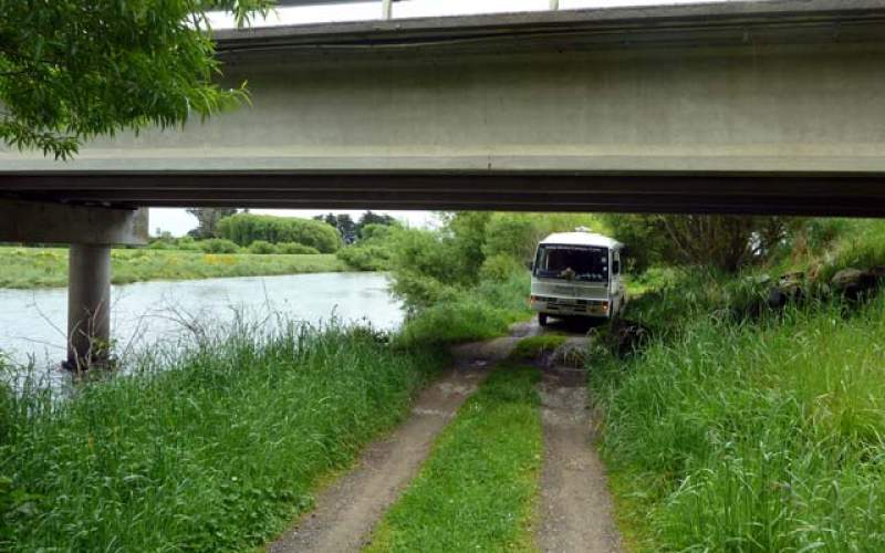 Aparima Bridge River Bank | Freedom/Basic Camp | New Zealand